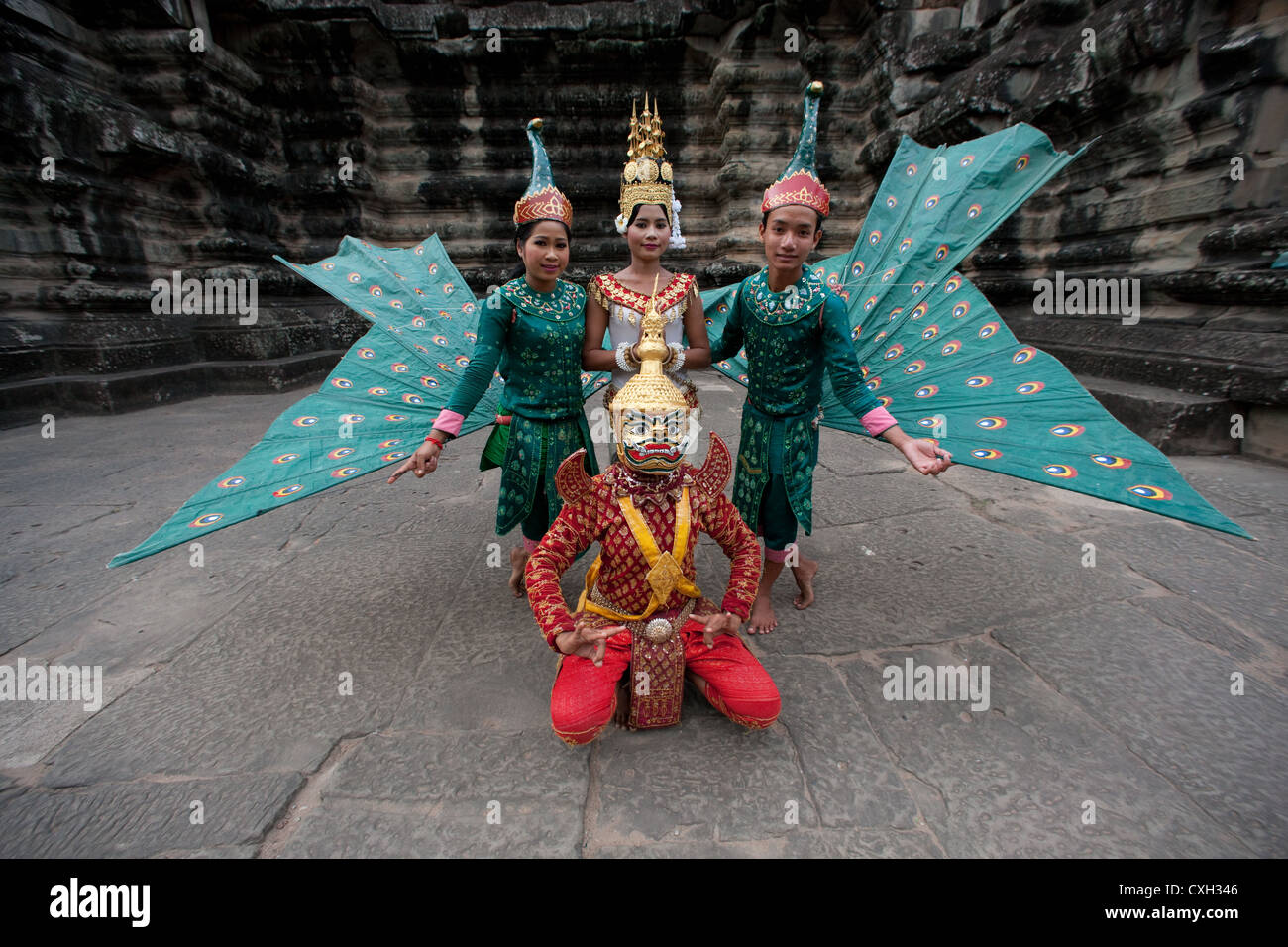 Angkor wat dancers hi-res stock photography and images - Alamy