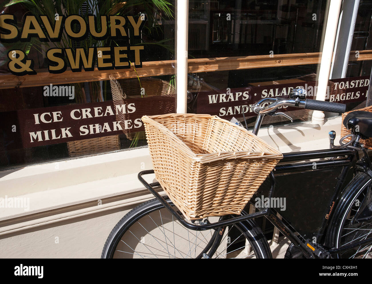 Bakers bicycle hi-res stock photography and images - Alamy