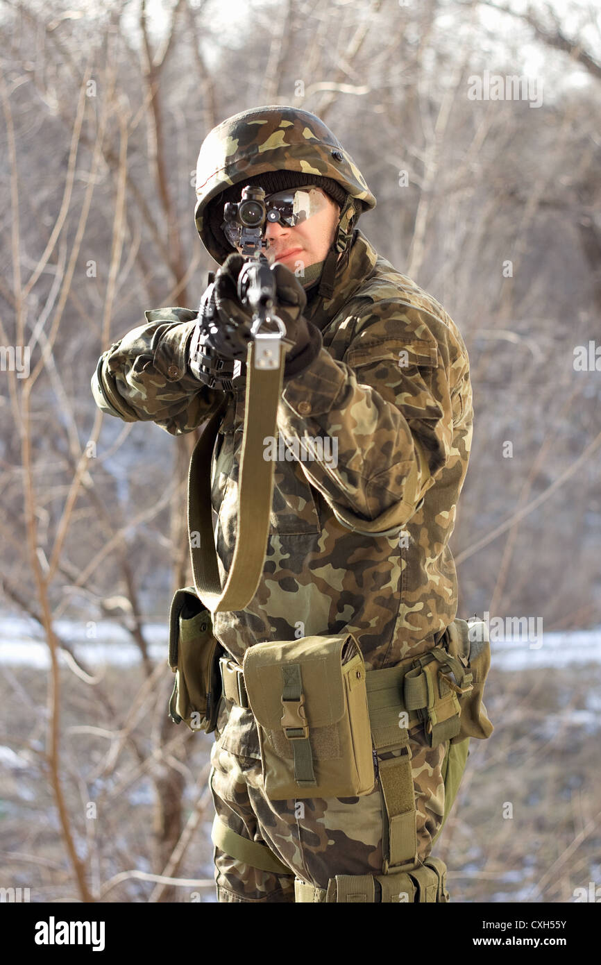 Soldier aiming airsoft gun hi-res stock photography and images - Alamy