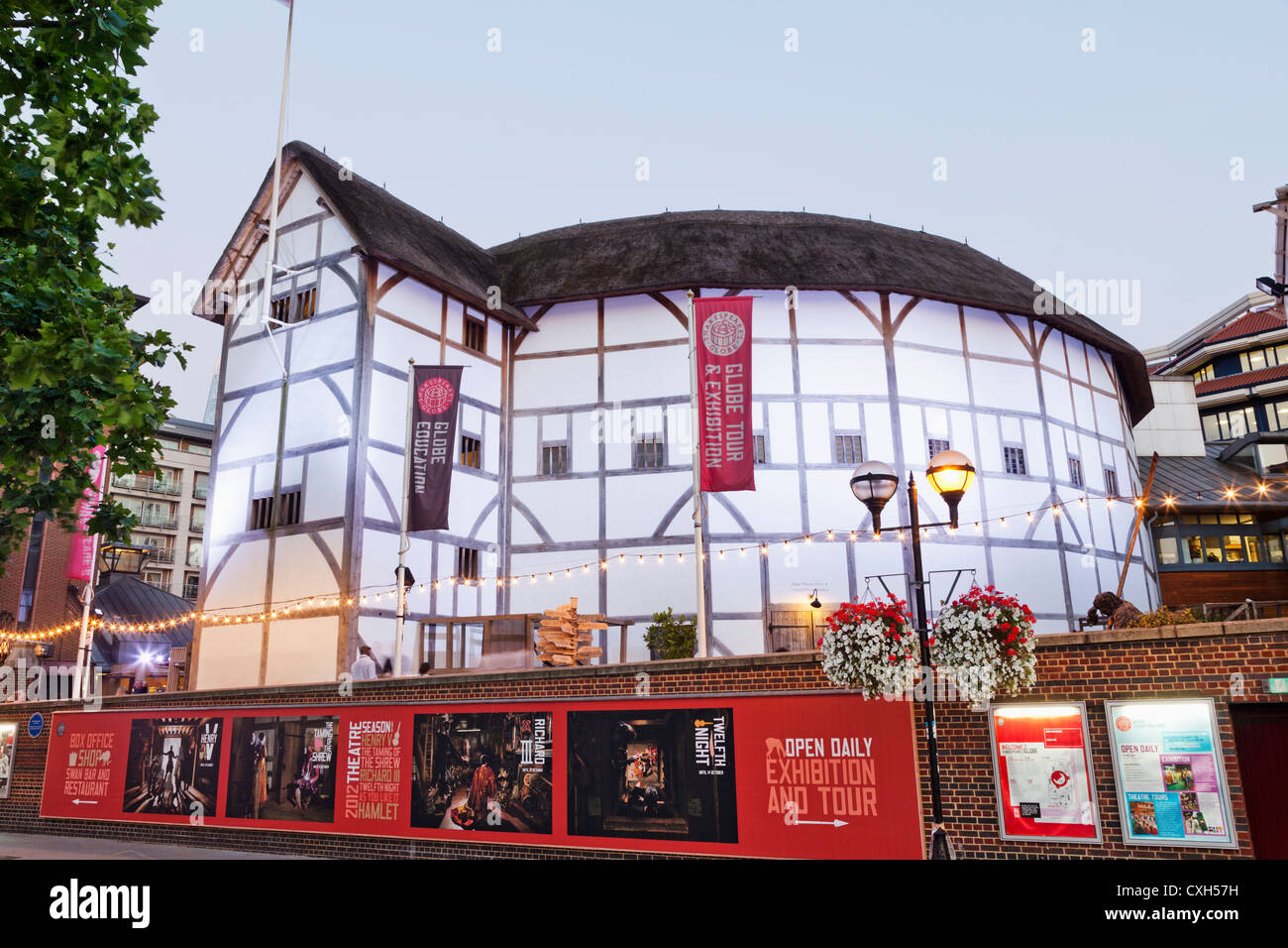 London globe theatre exterior hi-res stock photography and images - Alamy