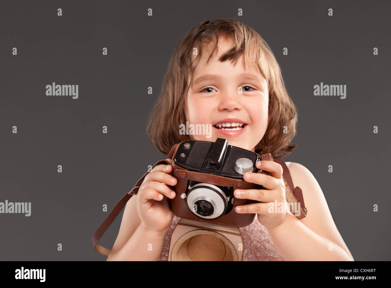 little girl with a old camera Stock Photo - Alamy