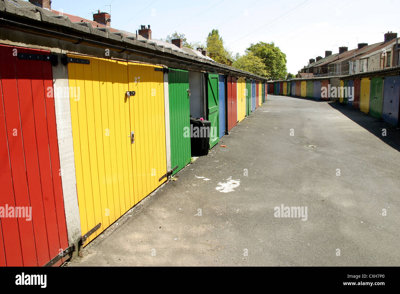 Backstreet garage hi-res stock photography and images - Alamy