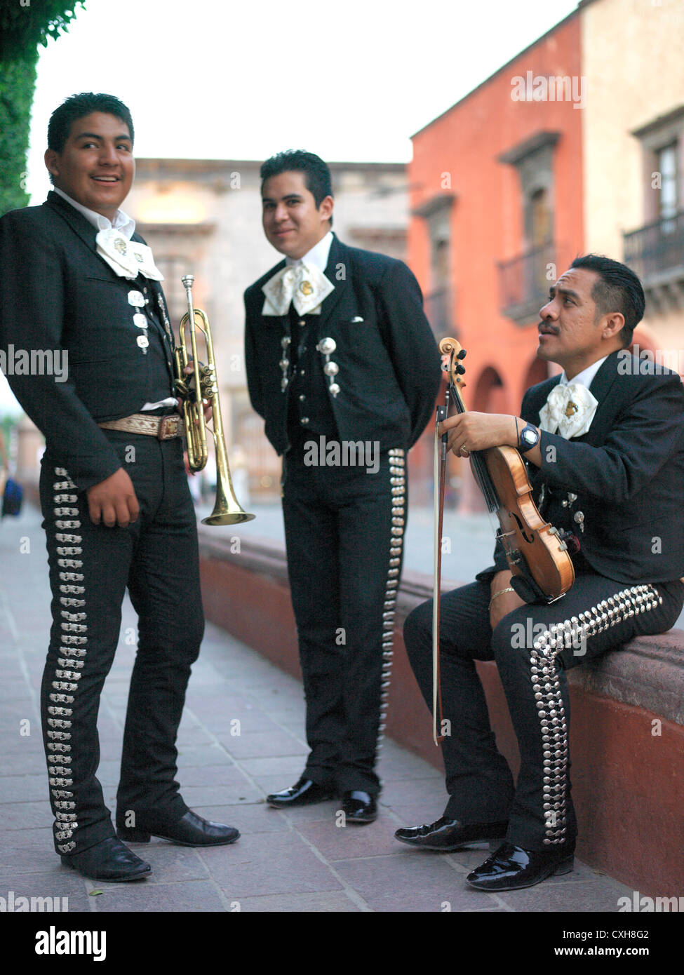 Mariachi hi-res stock photography and images - Alamy