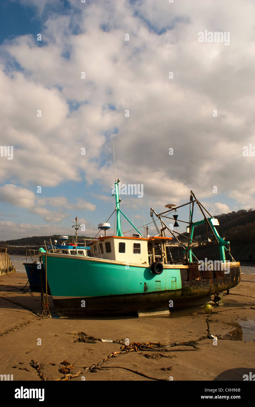 Beached fishing boat hi-res stock photography and images - Alamy