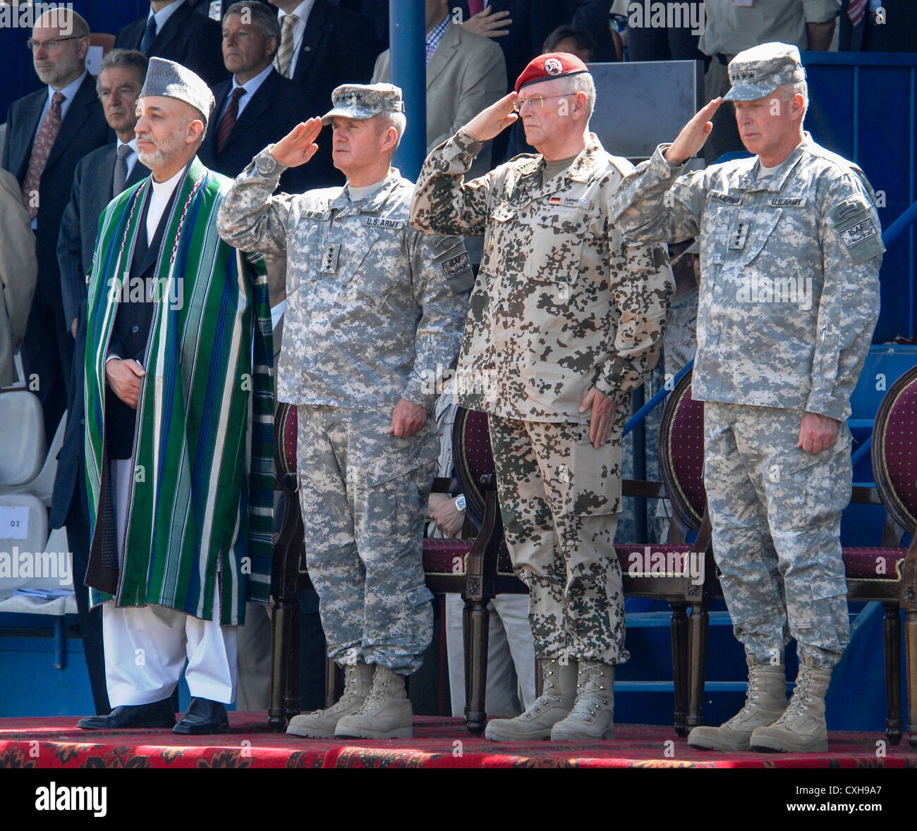 Afghan President Hamid Karzai (L) stands alongside outgoing ISAF ...