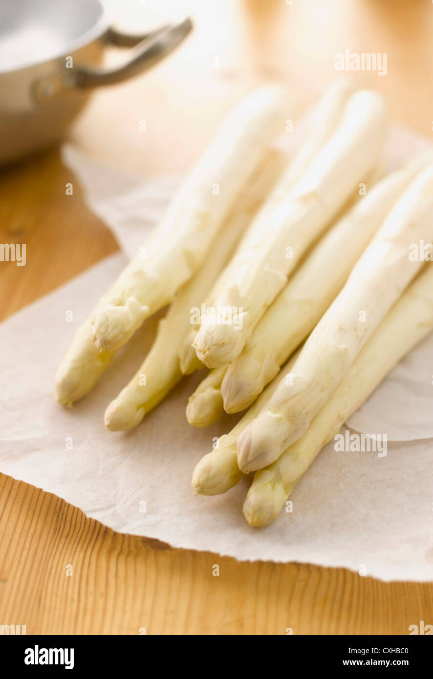 White asparagus on paper, close up Stock Photo - Alamy