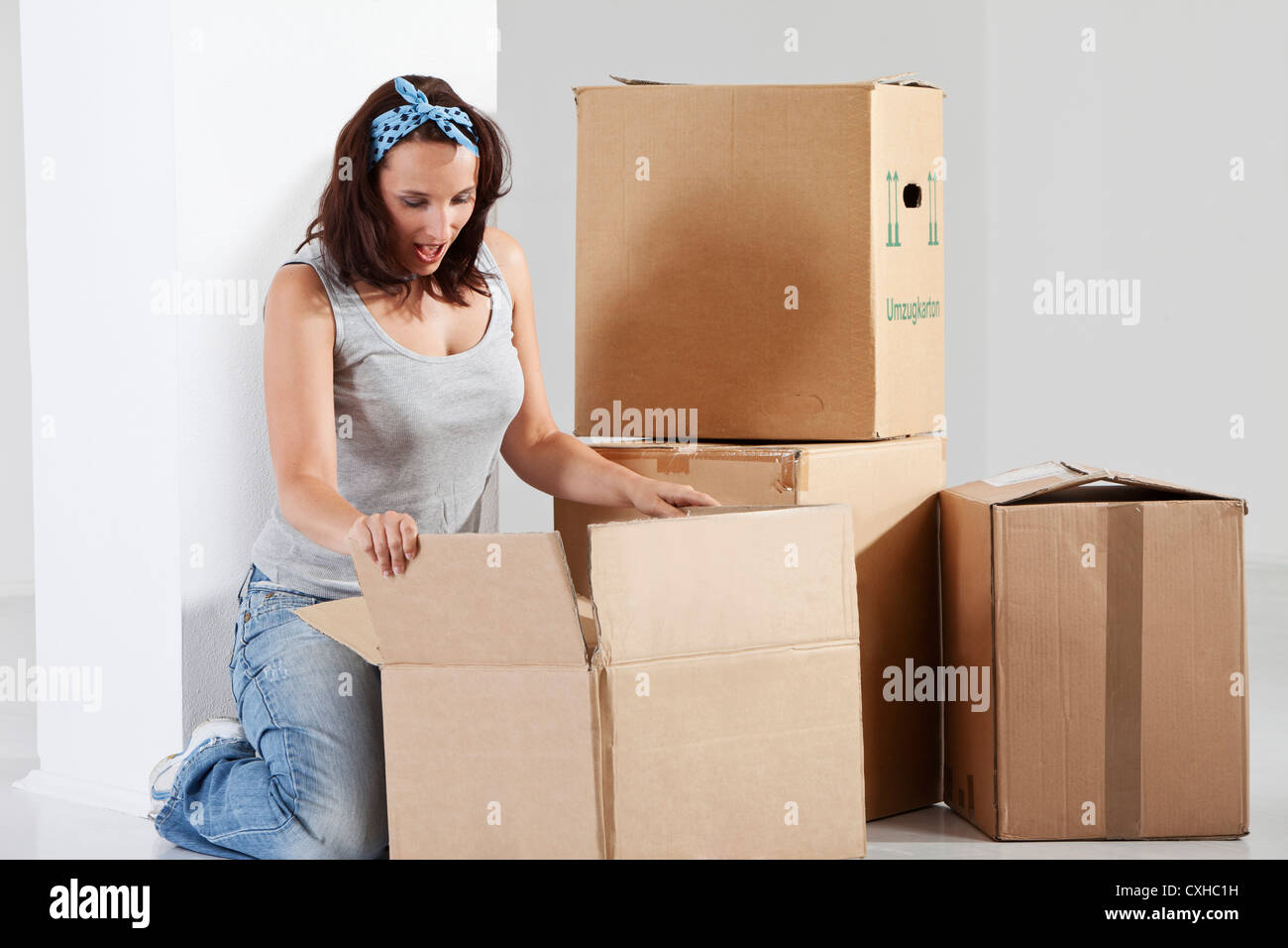 Moving box woman stack hi-res stock photography and images - Alamy