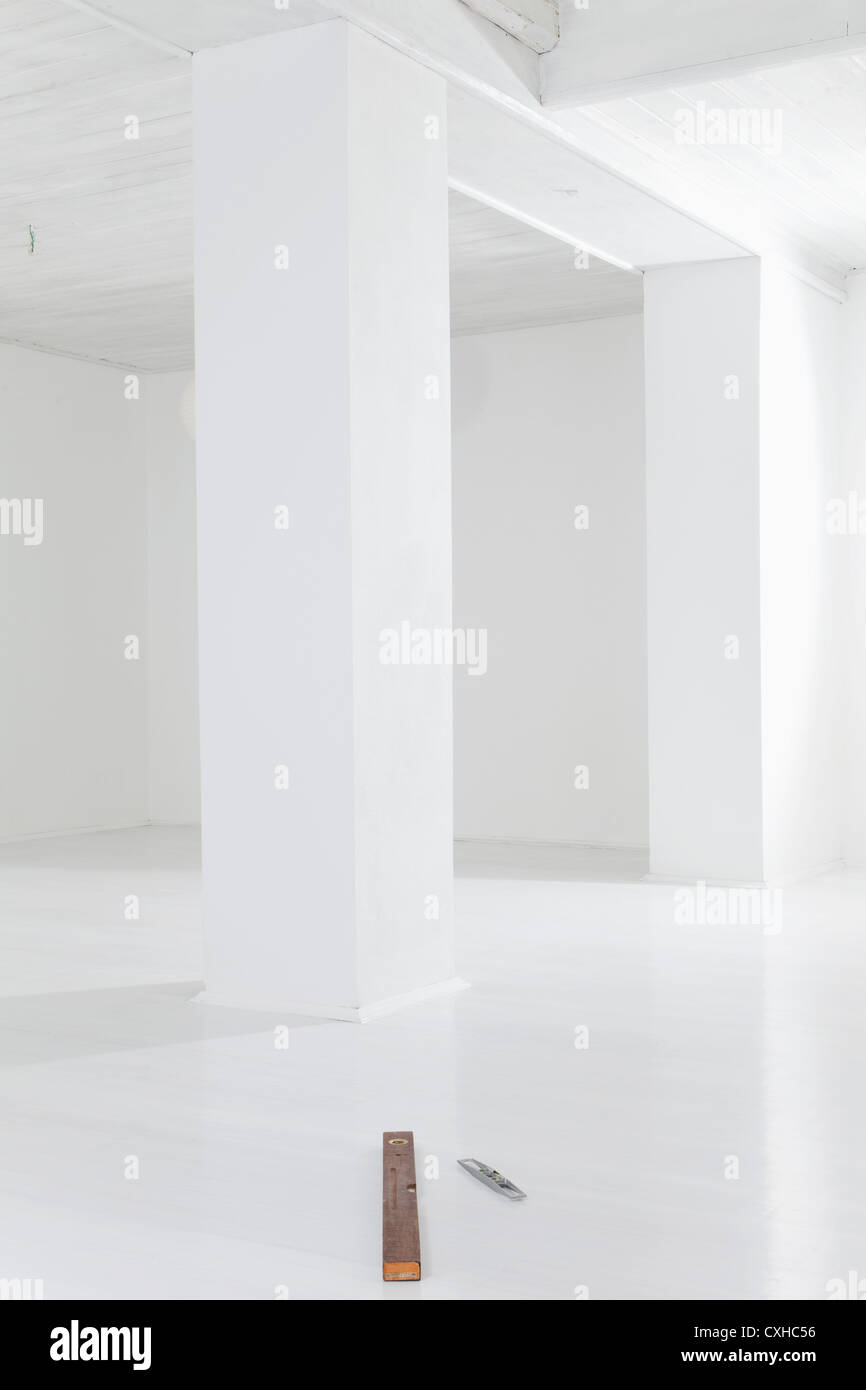 Empty room with water levels Stock Photo - Alamy