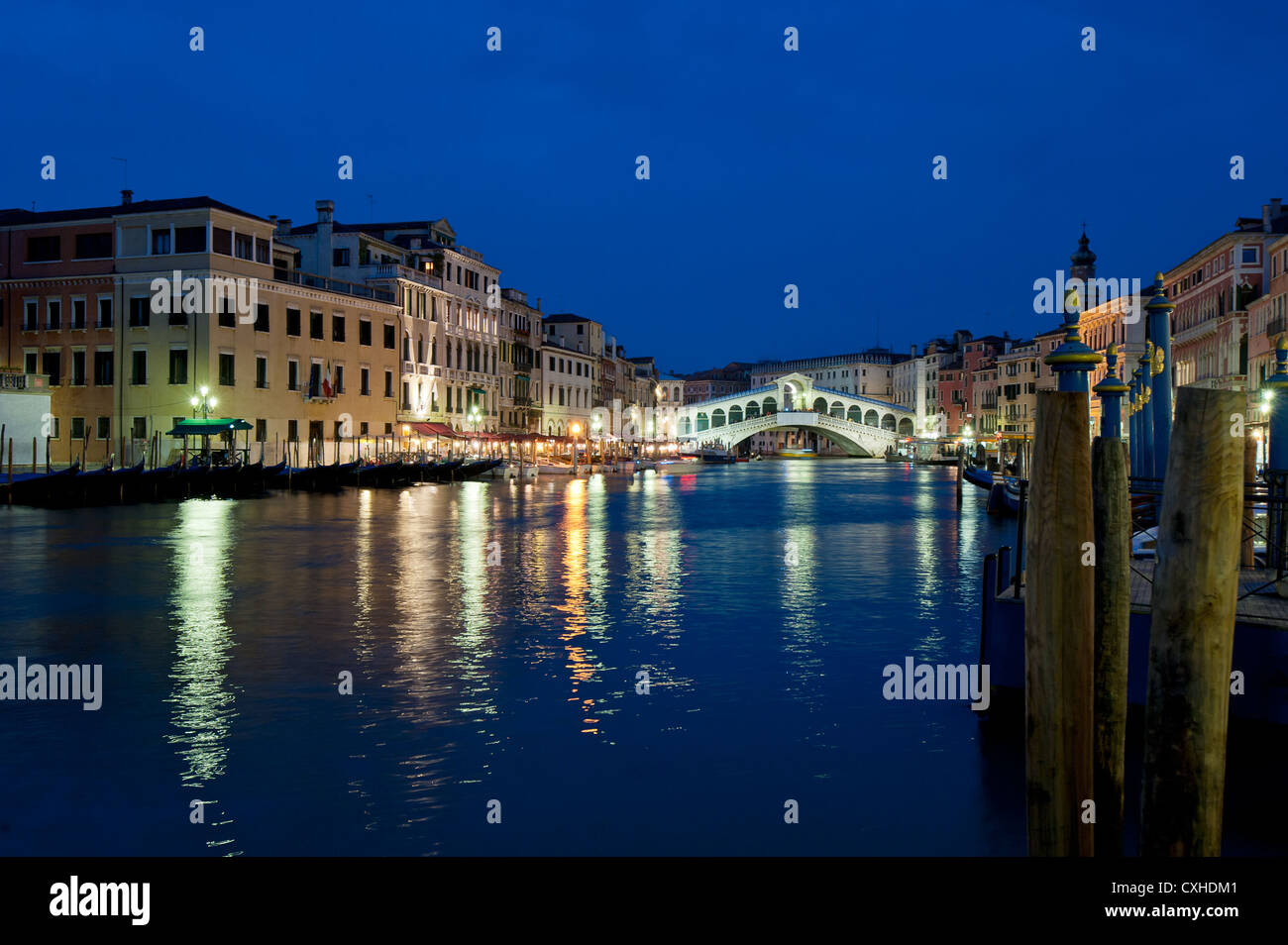 Rialto bridge venice night hi-res stock photography and images - Alamy