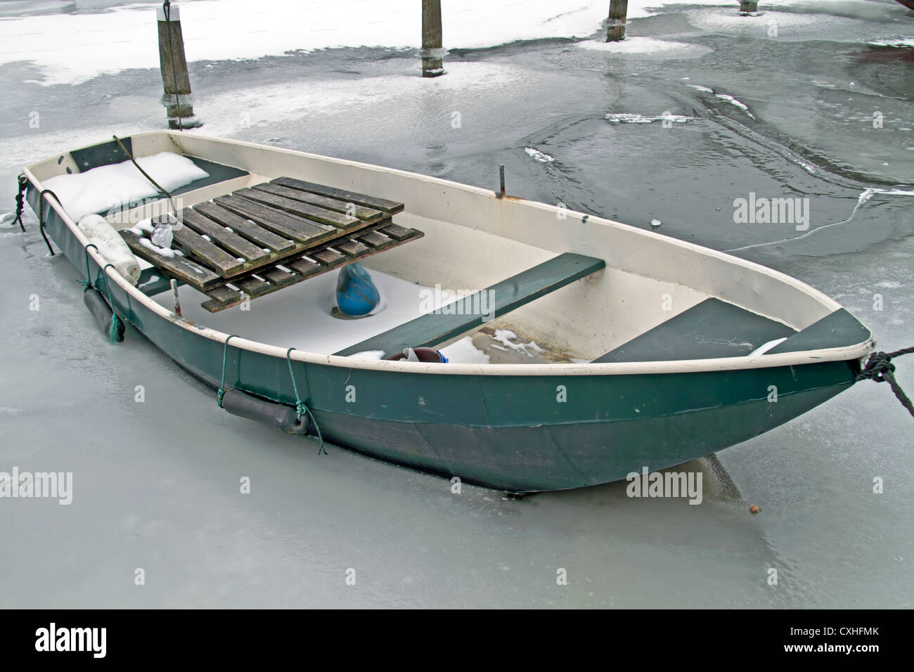 Boat froze hi-res stock photography and images - Alamy
