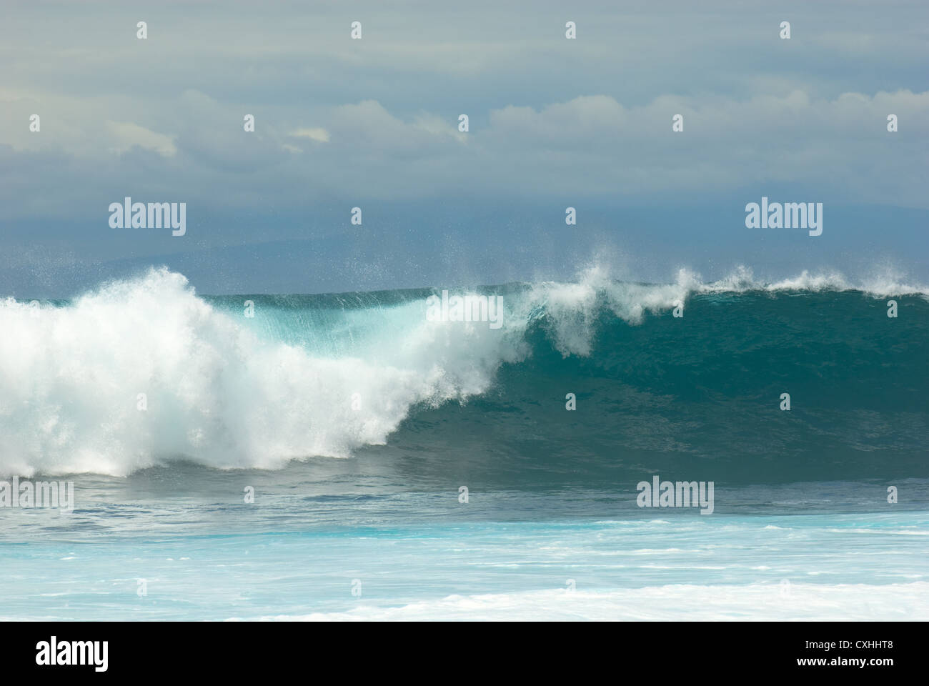 Breaking wave hi-res stock photography and images - Alamy