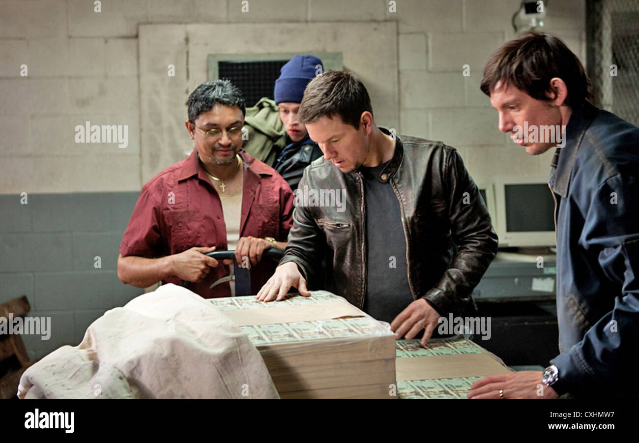 CONTRABAND 2012 Universal/Working Title film with Mark Wahlberg (centre ...