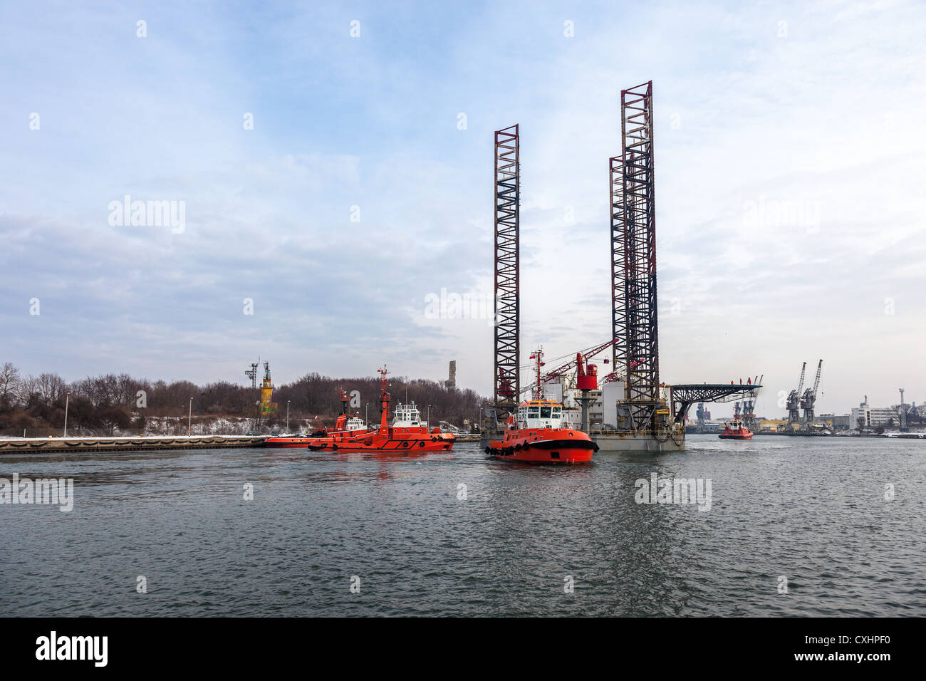 Onshore oil rig hi-res stock photography and images - Alamy