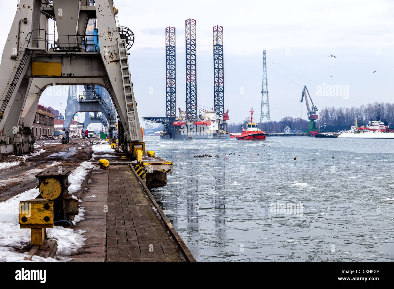 Onshore oil rig hi-res stock photography and images - Alamy
