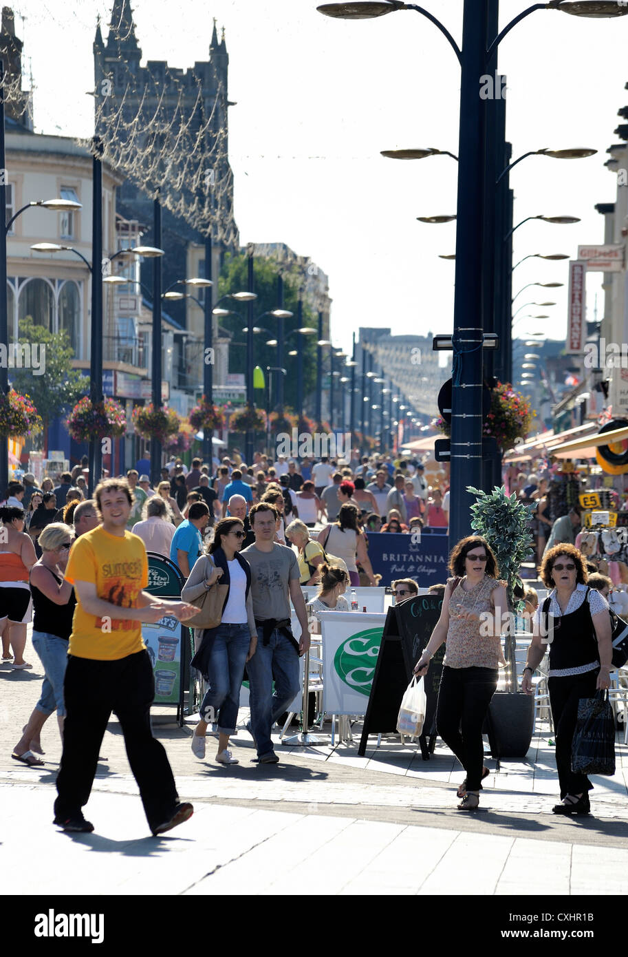 crowded street great yarmouth norfolk england uk Stock Photo - Alamy