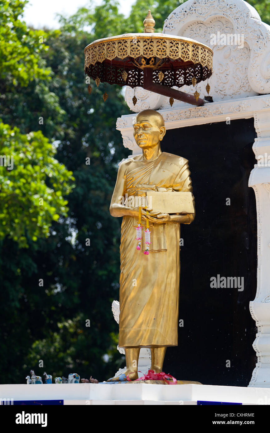 Gold figure memorial statue hi-res stock photography and images - Alamy