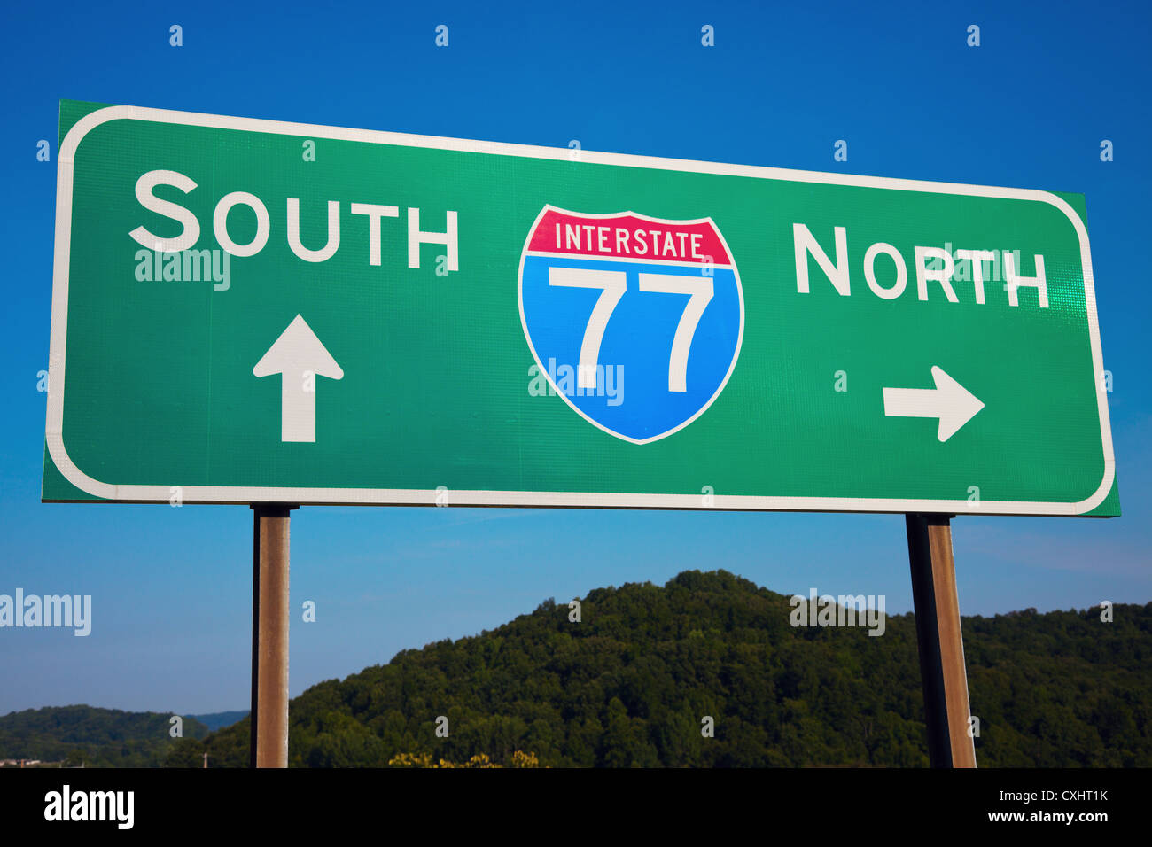 Green interstate [road sign] hi-res stock photography and images - Alamy