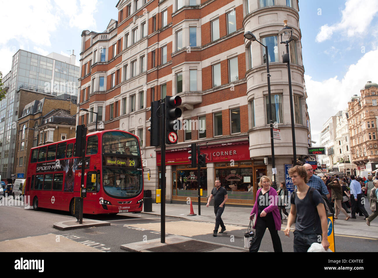 London pedestrian crossing traffic light hi-res stock photography and ...