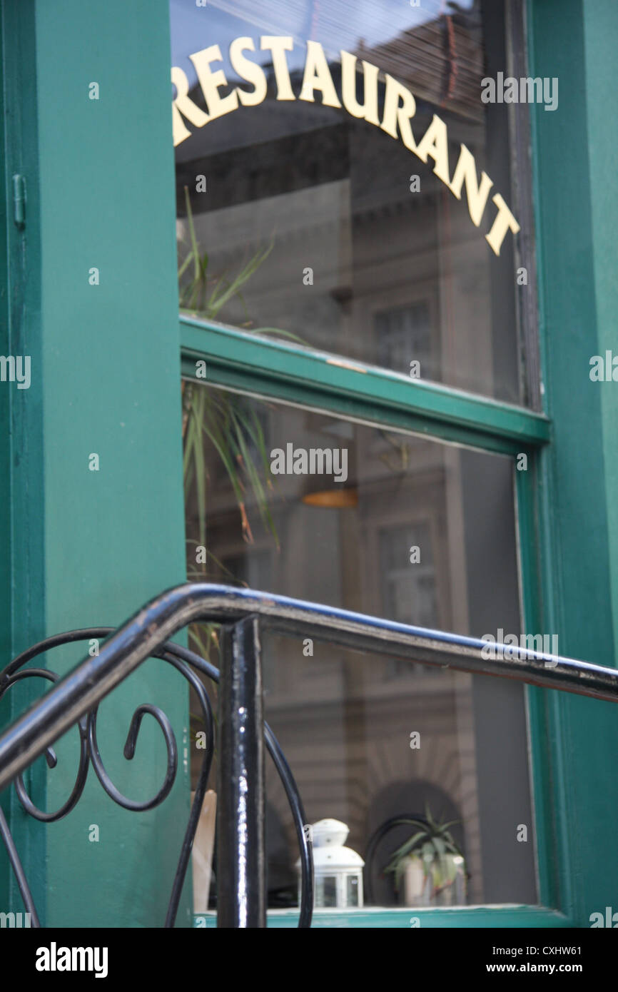 Paris restaurant storefront hi-res stock photography and images - Alamy