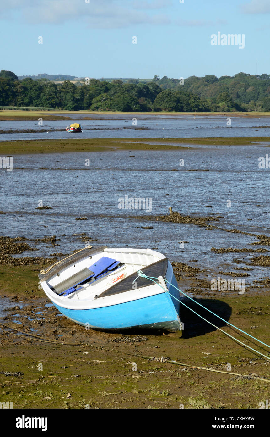 A dinghy at low tide on the carnon river near devoran in cornwall, uk ...