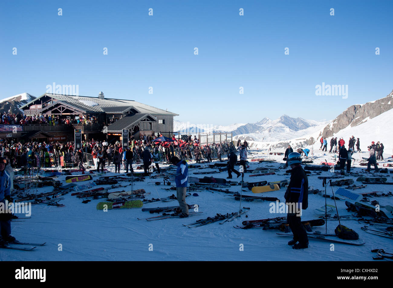 People dancing bar hi-res stock photography and images - Alamy