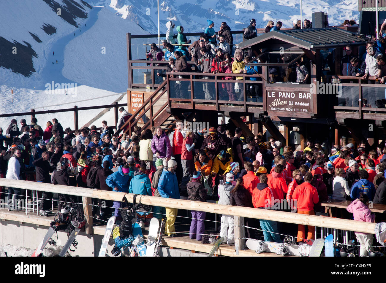 Party at ski resort hi-res stock photography and images - Alamy