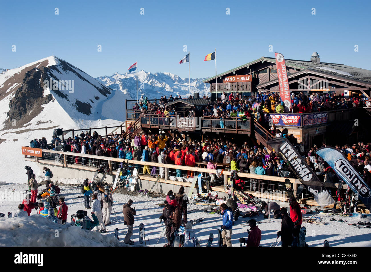 People dancing in a mountain bar in the ski resort of Les 2 Alpes ...