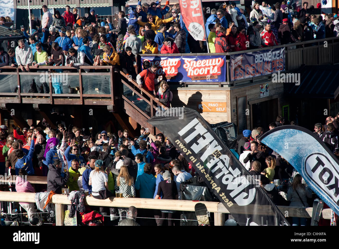 Party at ski resort hi-res stock photography and images - Alamy