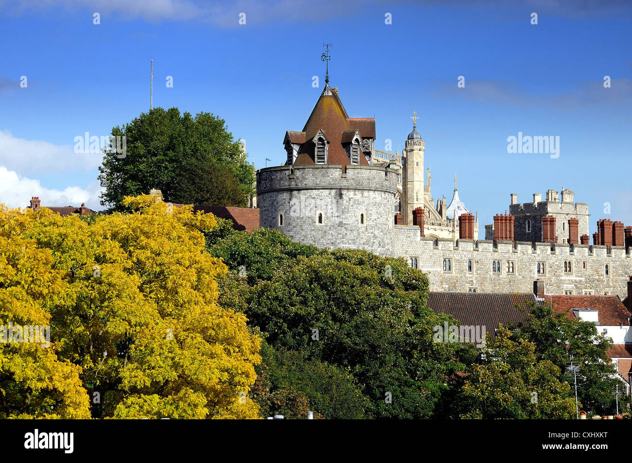 Windsor castle exterior hi-res stock photography and images - Alamy