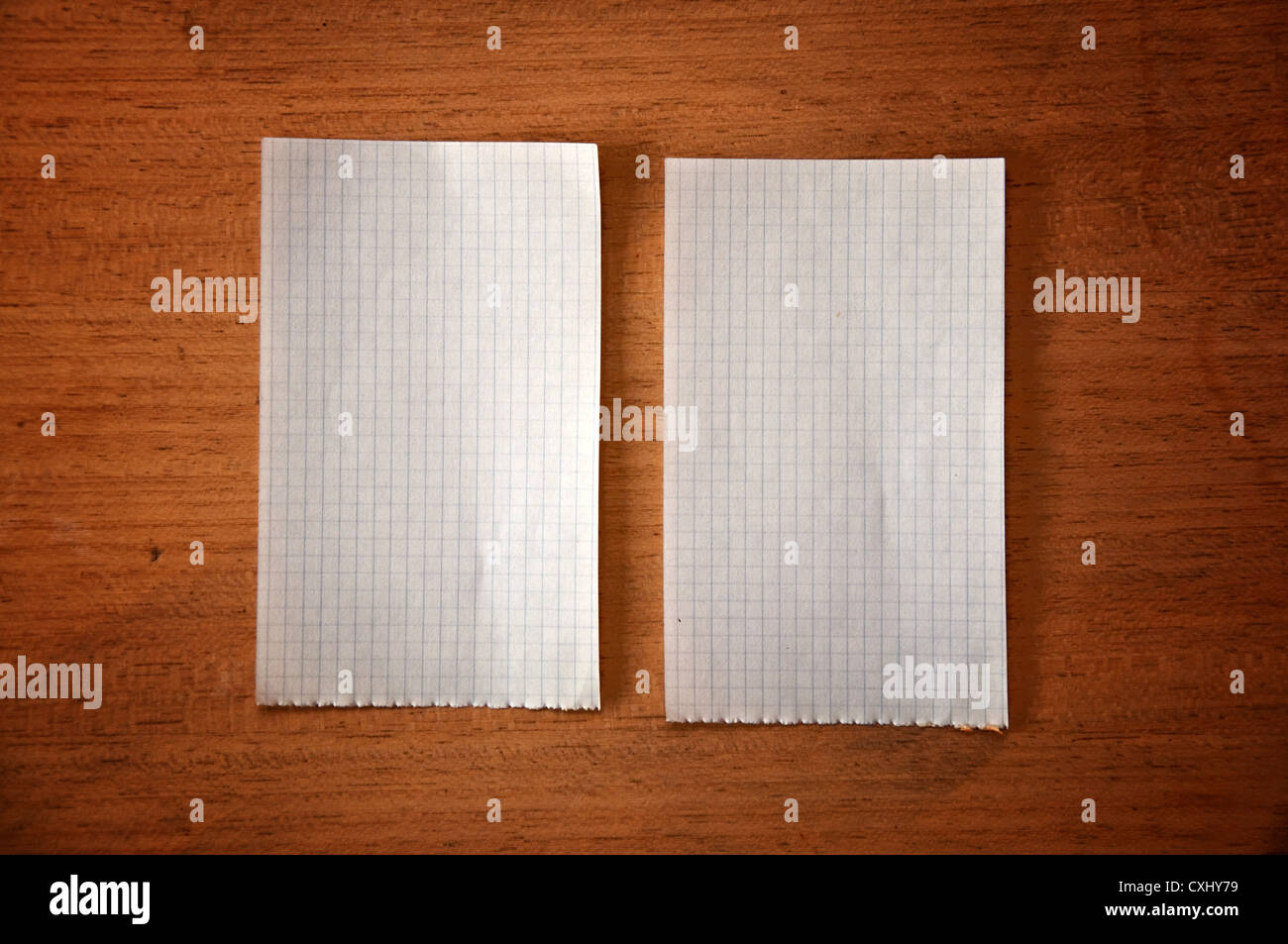 Handwritten paper reminder note over a wooden background Stock Photo ...