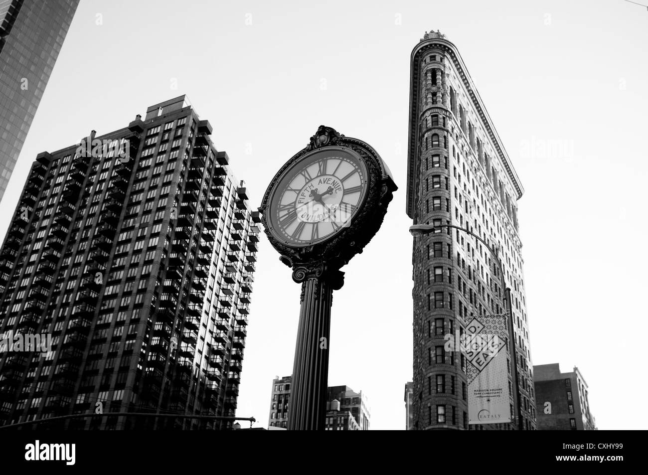 Flatiron Fuller building New York clock black & white Stock Photo - Alamy