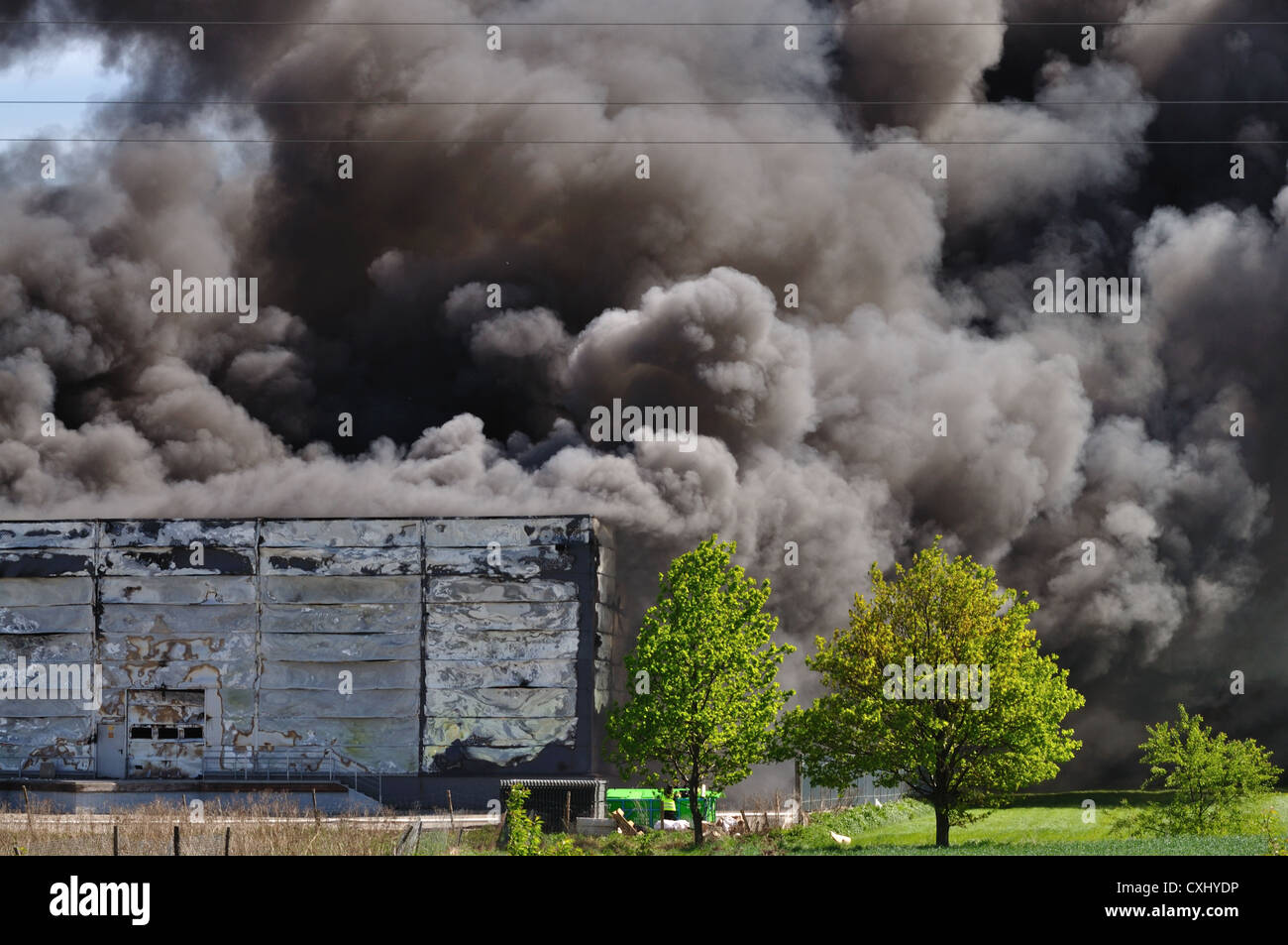 Warehouse fire hi-res stock photography and images - Alamy