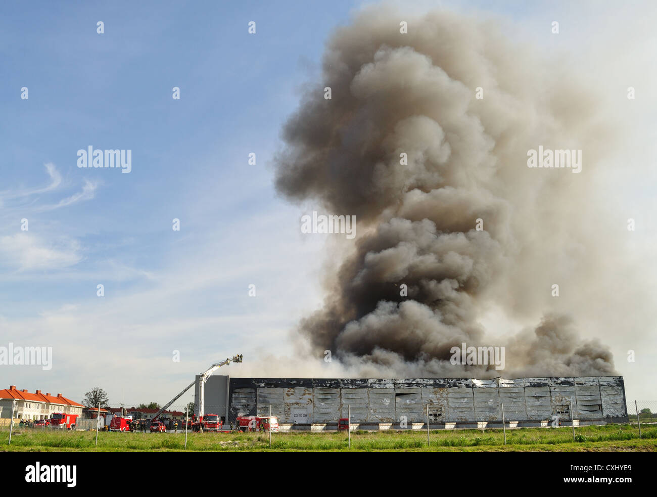 Burning warehouse hi-res stock photography and images - Alamy