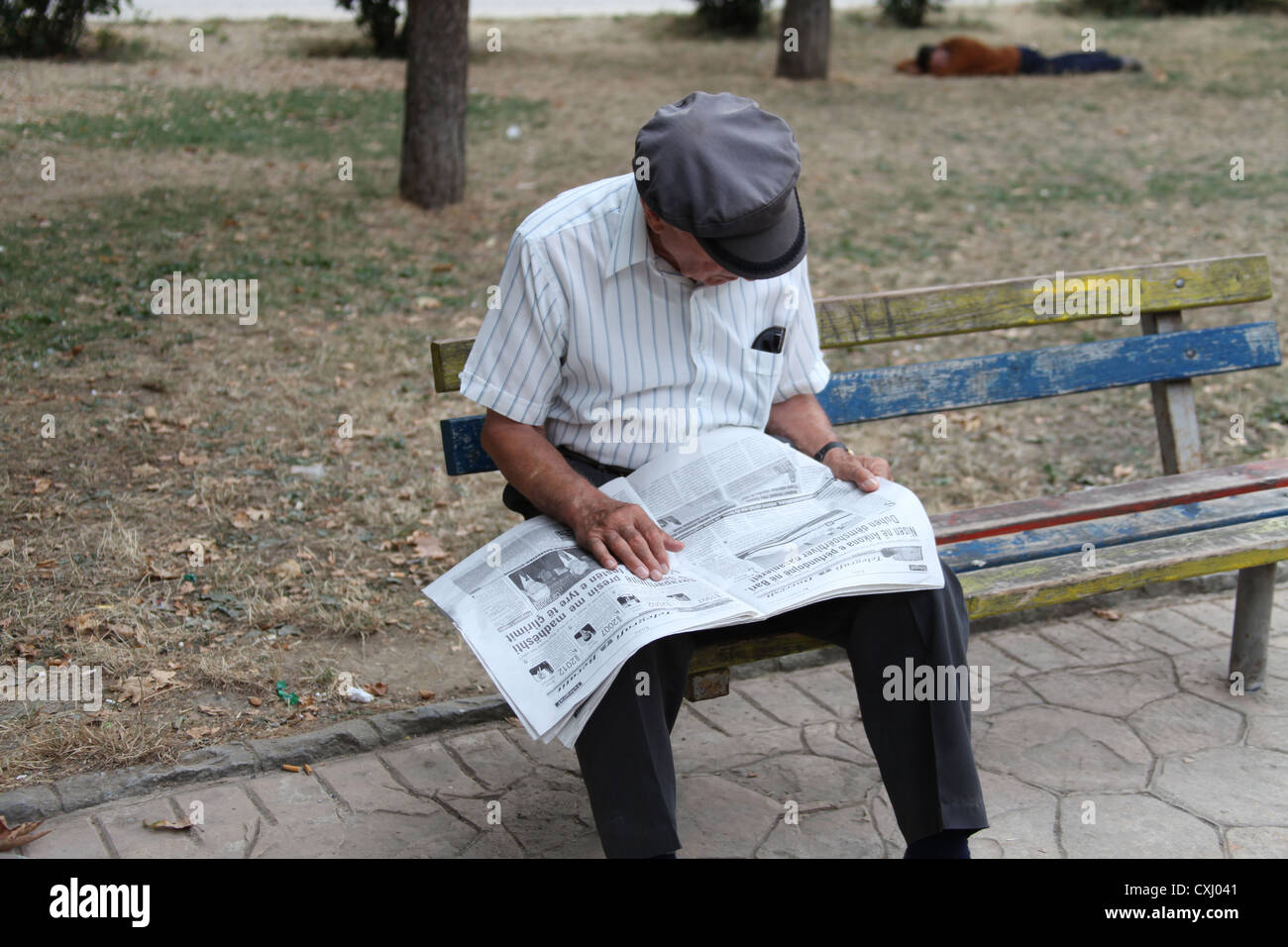 Reading a news paper in the park hi-res stock photography and images ...