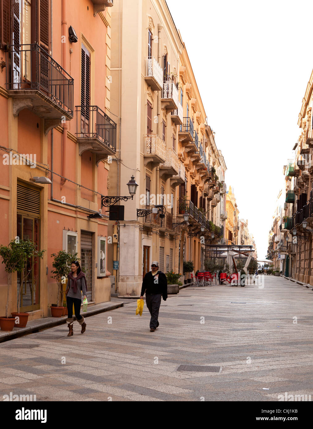 Old european street scene hi-res stock photography and images - Alamy