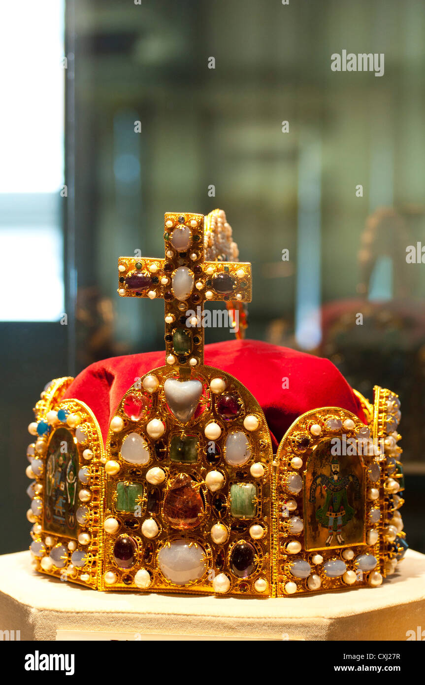 King crown hi-res stock photography and images - Alamy