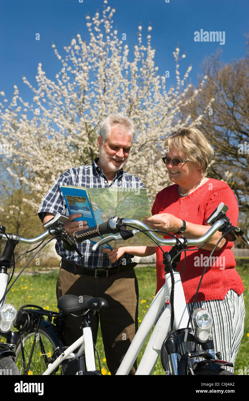 Senior couple watching road map hi-res stock photography and images - Alamy