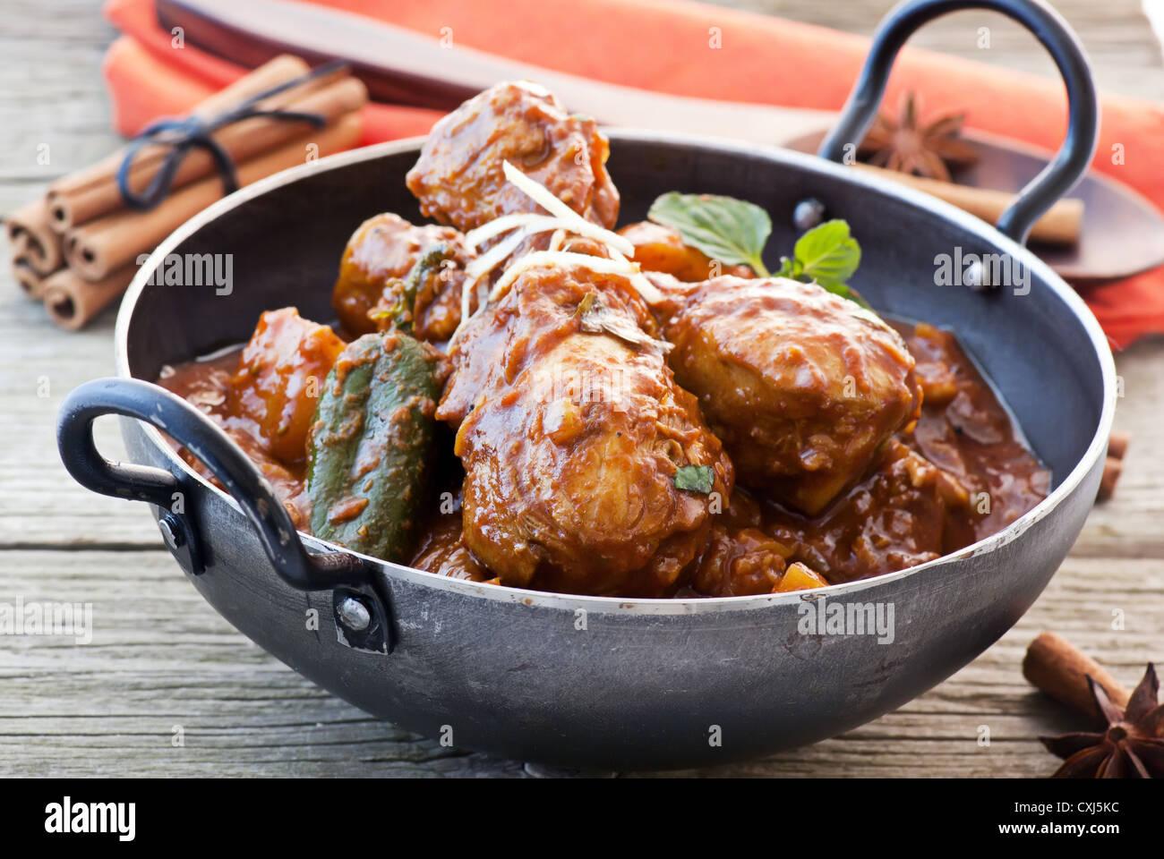 Chicken Vindaloo as closeup in a traditional stewpot Stock Photo - Alamy