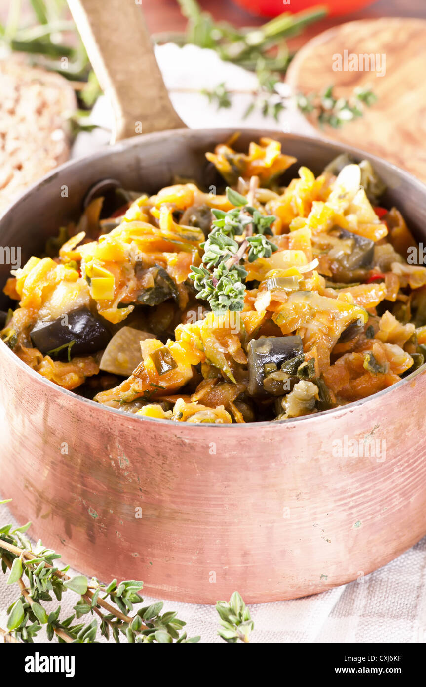 Onion ragout pot hi-res stock photography and images - Alamy