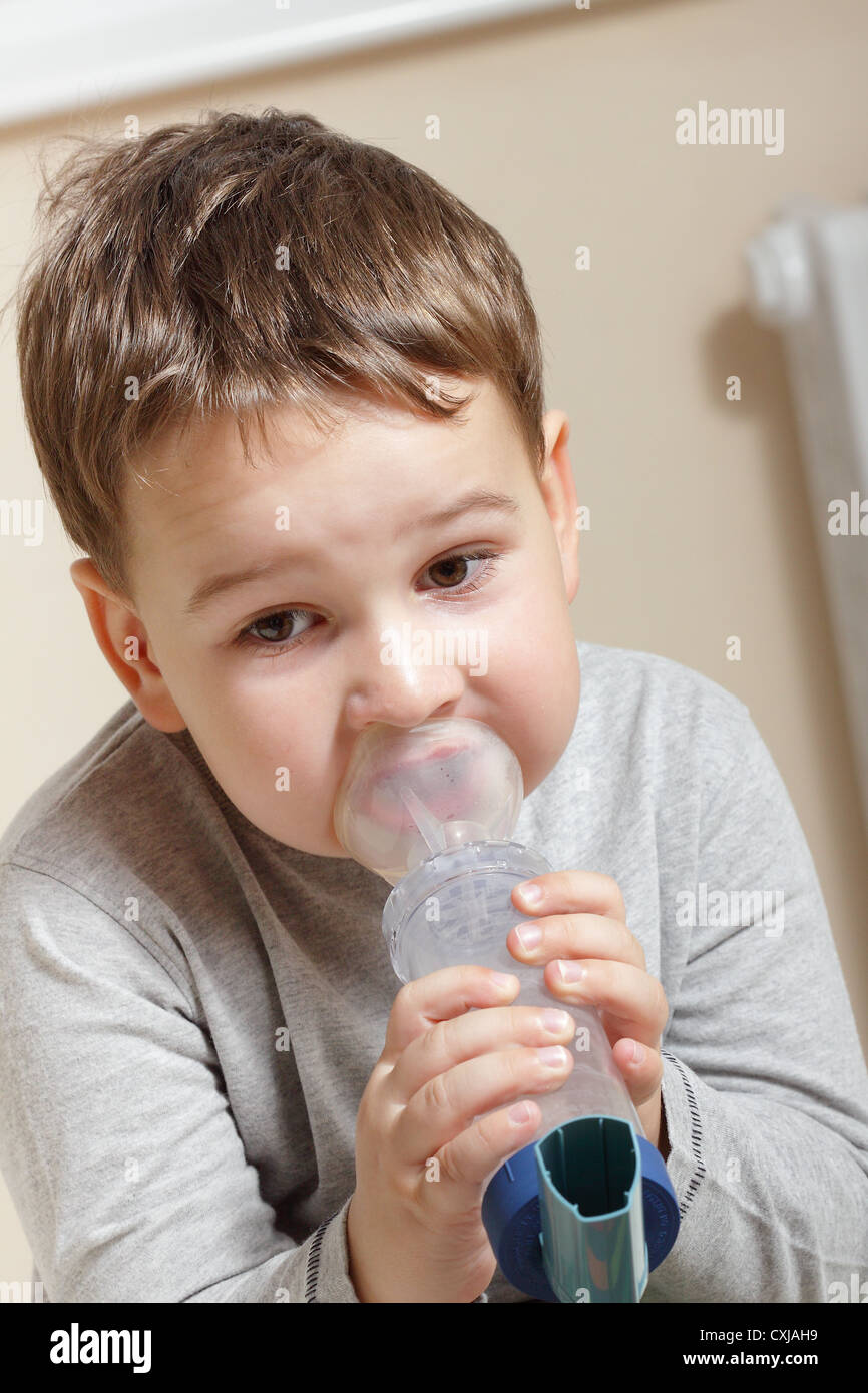Close-up image little boy using inhaler for asthma Stock Photo - Alamy