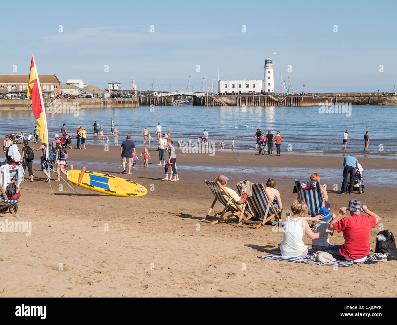 Beach scarborough lighthouse uk hi-res stock photography and images - Alamy