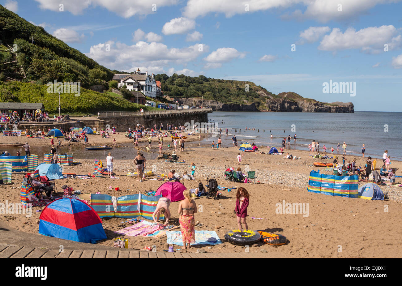 Summer sunbathing uk hi-res stock photography and images - Alamy