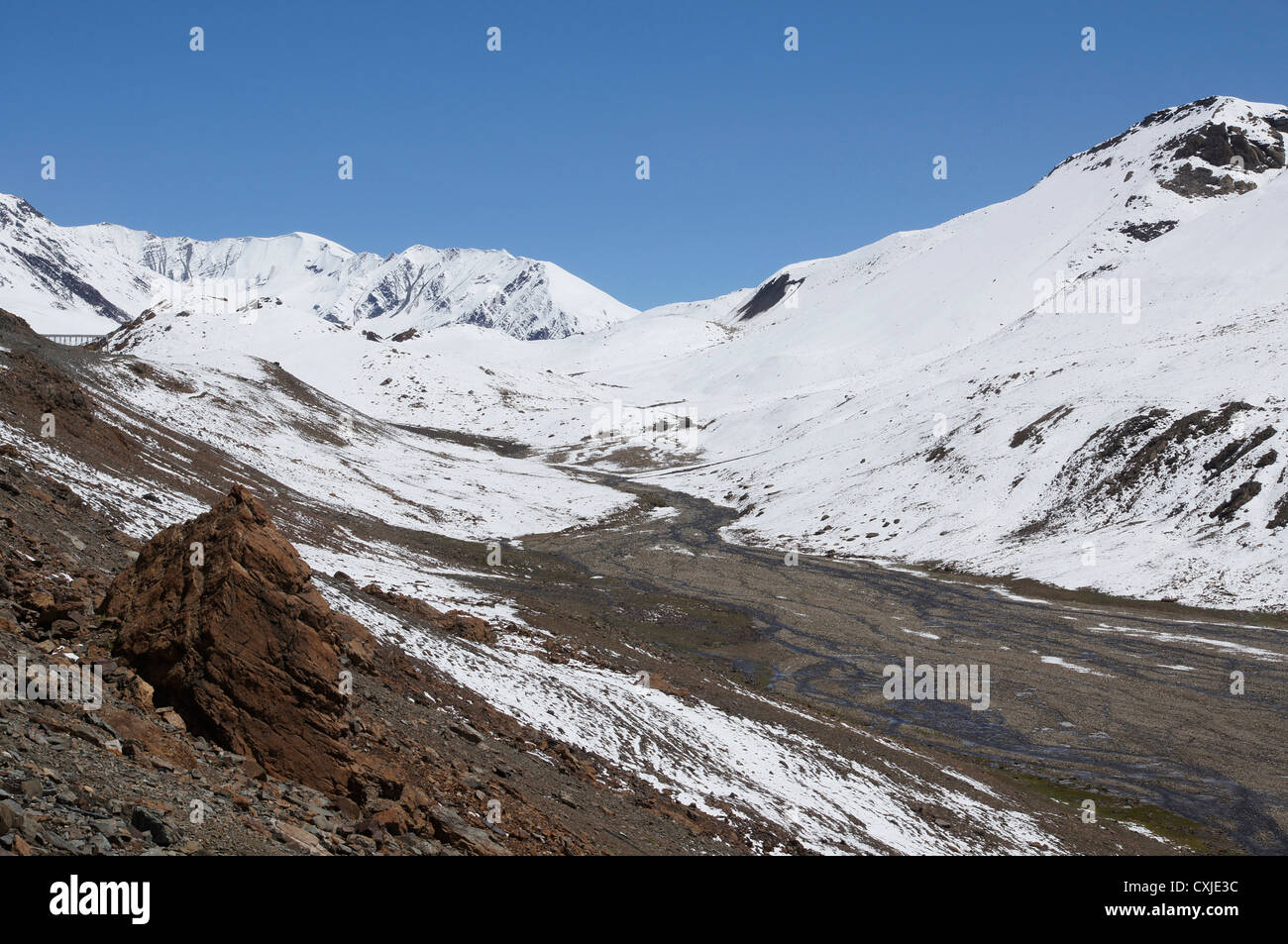 landscape near baralacha la (bara-lacha-pass, 4890m), manali-leh ...