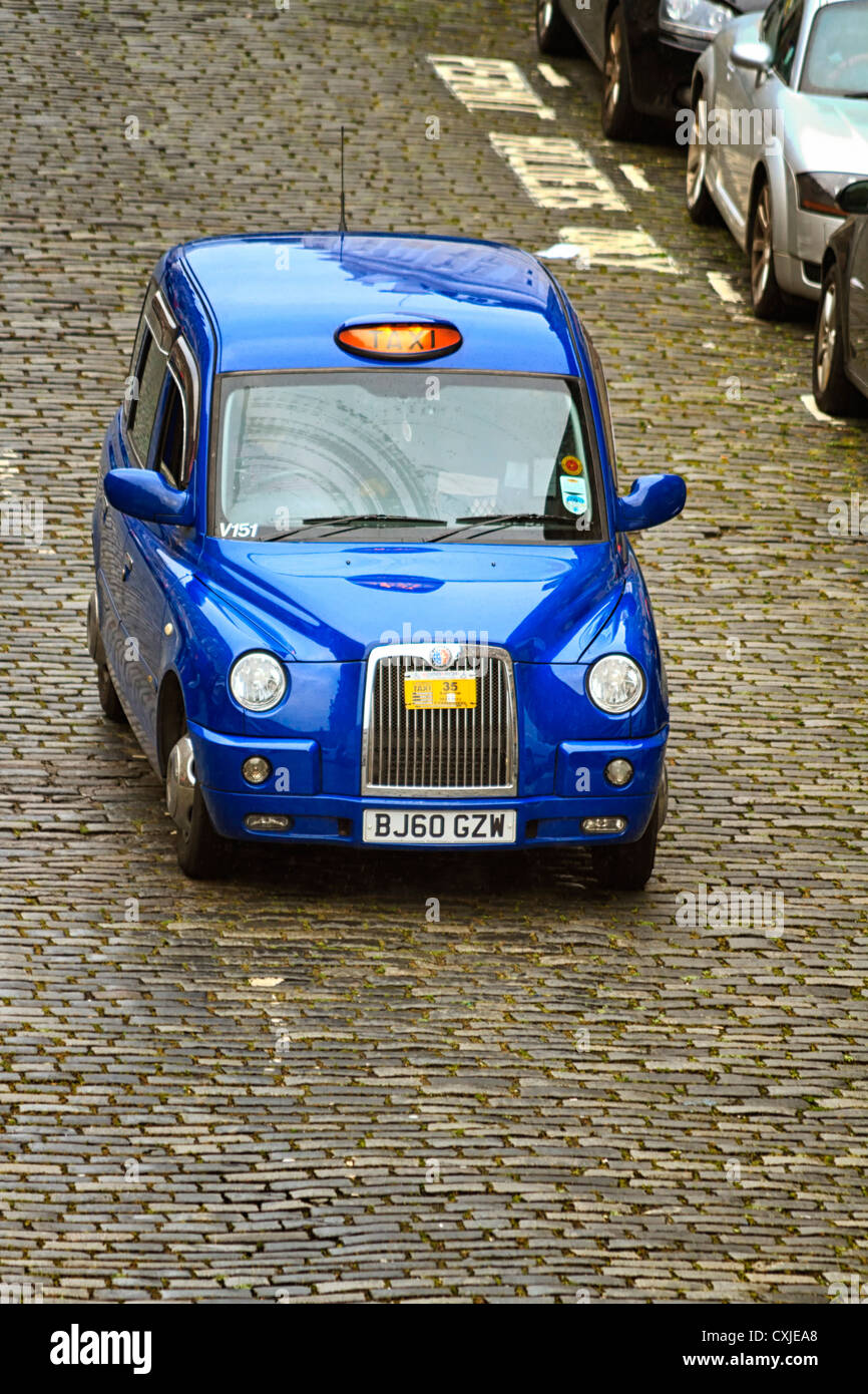 Wet damp cobbles cobblestones hi-res stock photography and images - Alamy