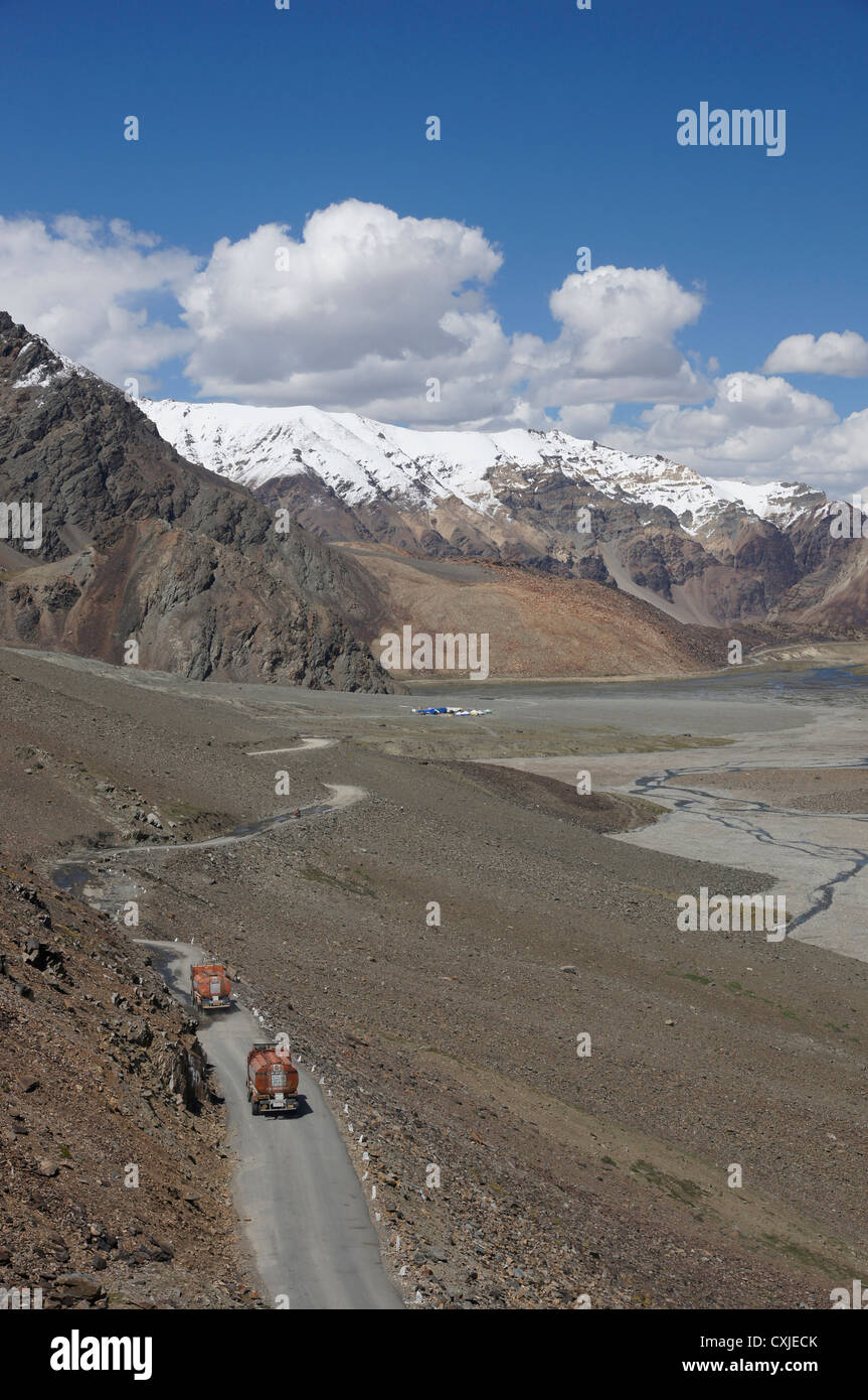 Landscape between Baralacha La (Bara-Lacha-Pass, 4890m) and Sarchu ...