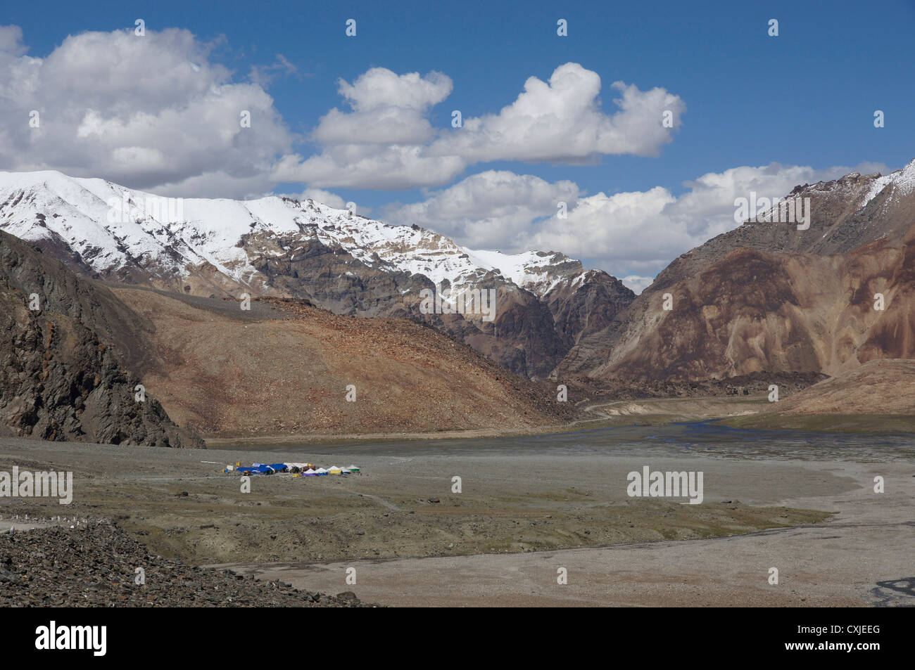 Landscape between Baralacha La (Bara-Lacha-Pass, 4890m) and Sarchu ...