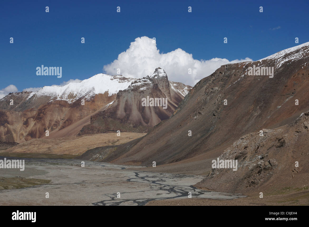 Landscape near baralacha la bara lacha pass hi-res stock photography ...