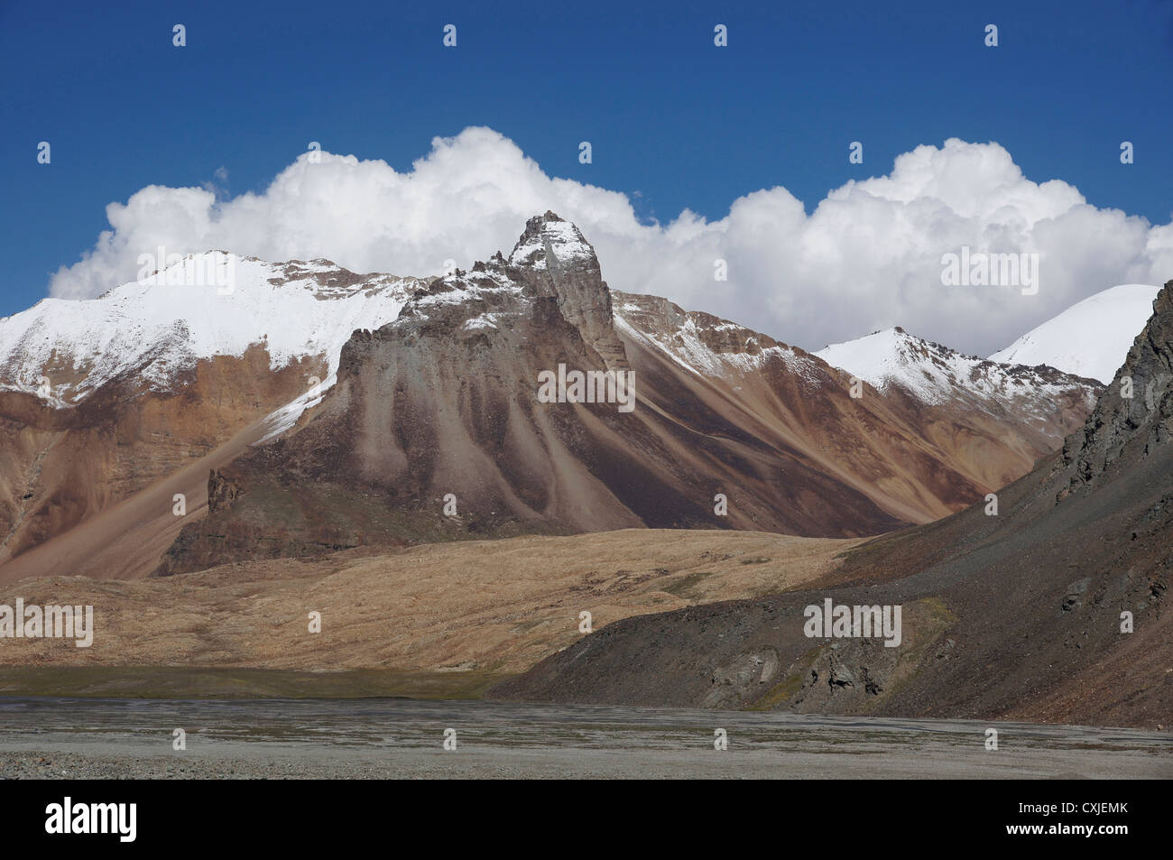 Landscape between Baralacha La (Bara-Lacha-Pass, 4890m) and Sarchu ...