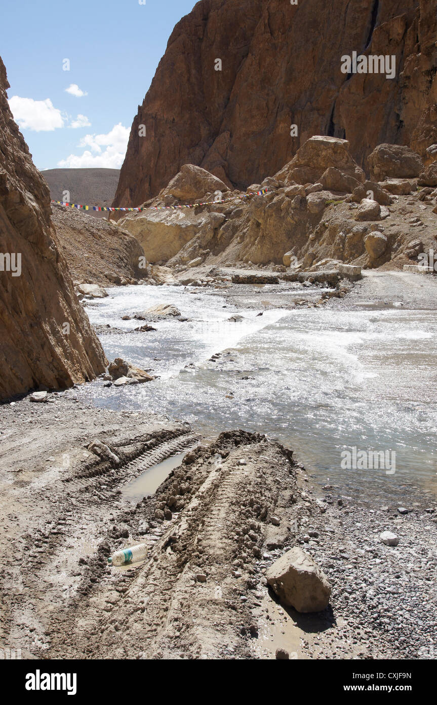 landscape between lachulung la and pang, manali-leh highway, jammu and ...