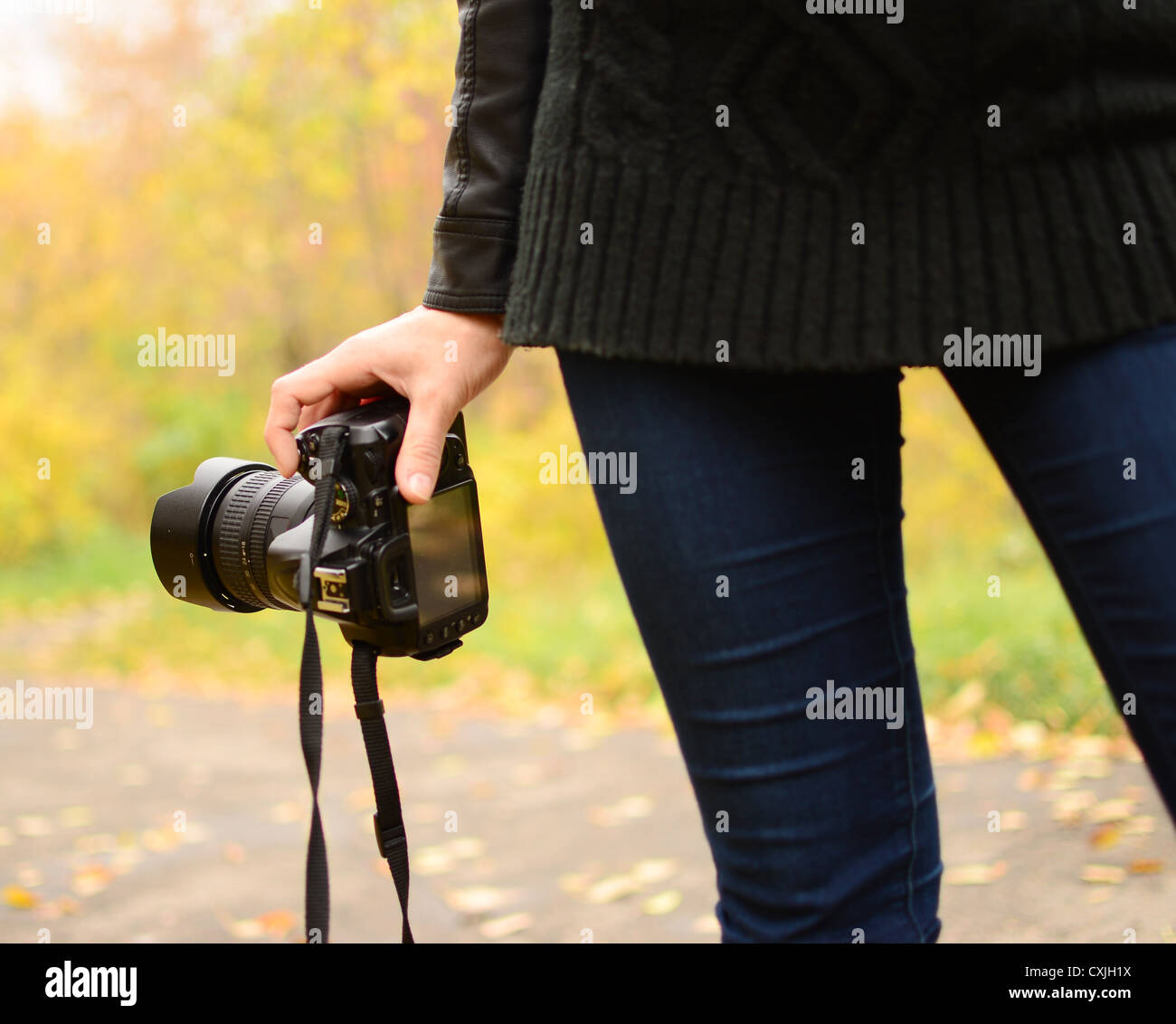 digital camera in woman hand Stock Photo - Alamy